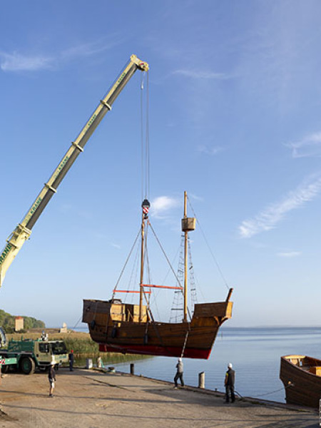 FreeCraneSpecs.com: Hiab 140 Crane Specifications/Load Charts