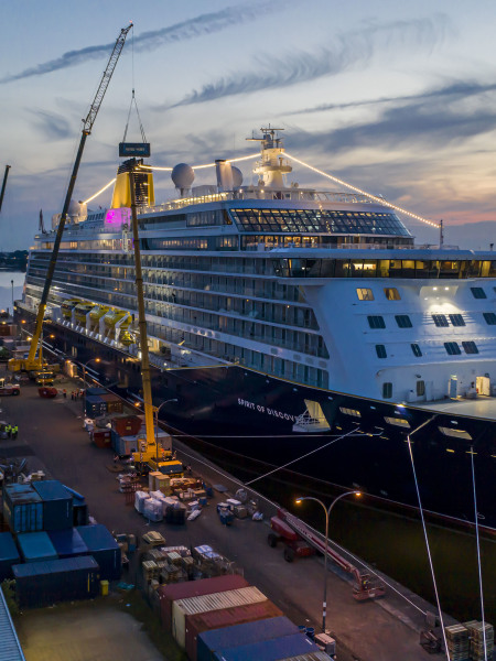 FreeCraneSpecs.com: Hiab 140 Crane Specifications/Load Charts